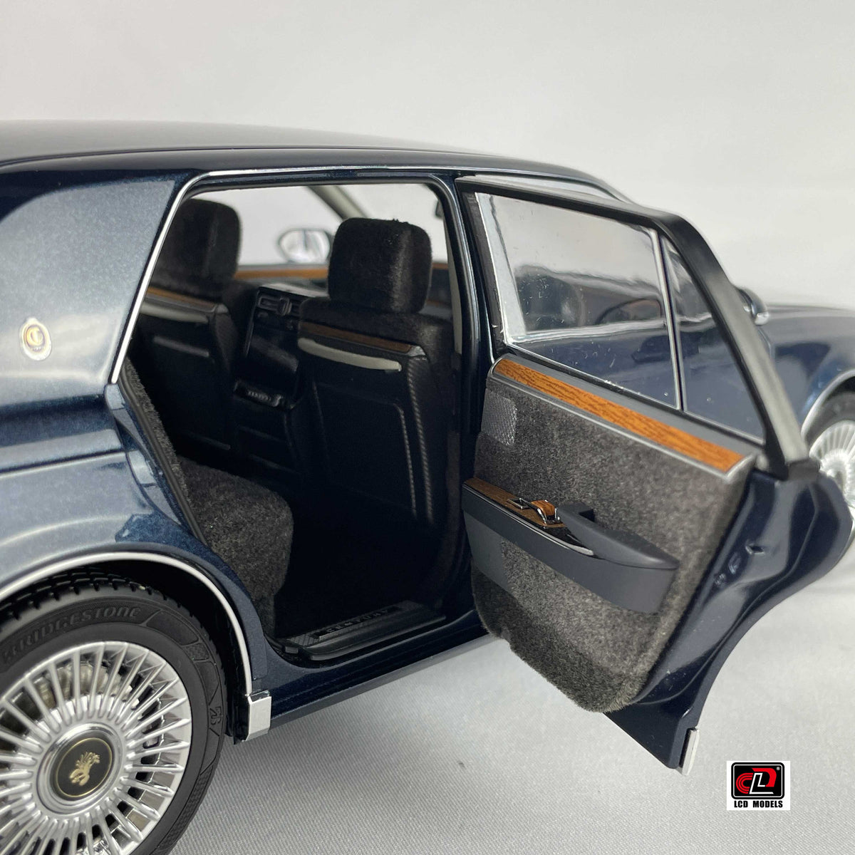 1:18 Toyota Century G60 -- Blue -- LCD Models