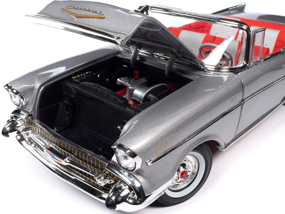 1:18 1957 Chevrolet Bel Air Convertible -- Inca Silver Metallic -- Aut