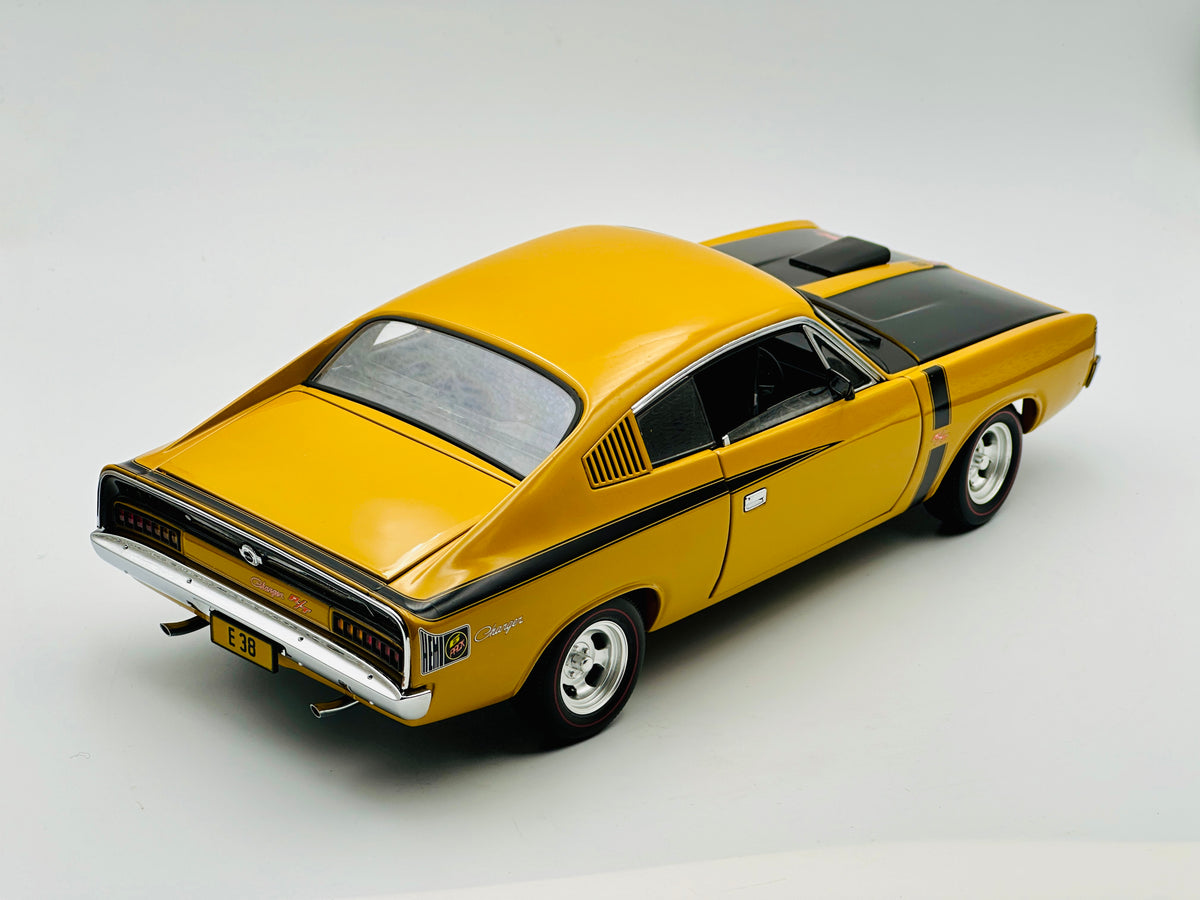 1:18 Valiant E38 R/T Charger 'Small Tank' -- Hot Mustard -- Classic Ca