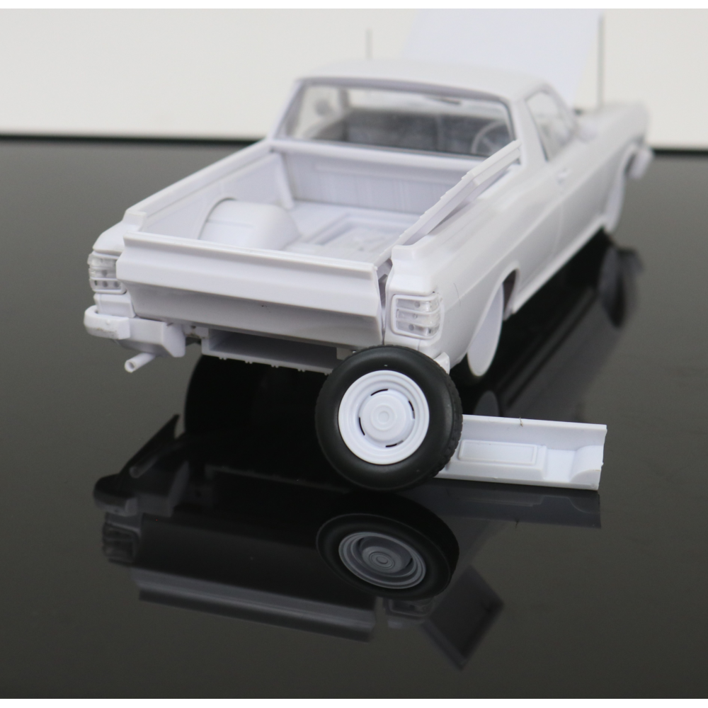1:24 Ford XW Ute - Custom Slammed -- PLASTIC KIT -- DDA Collectibles
