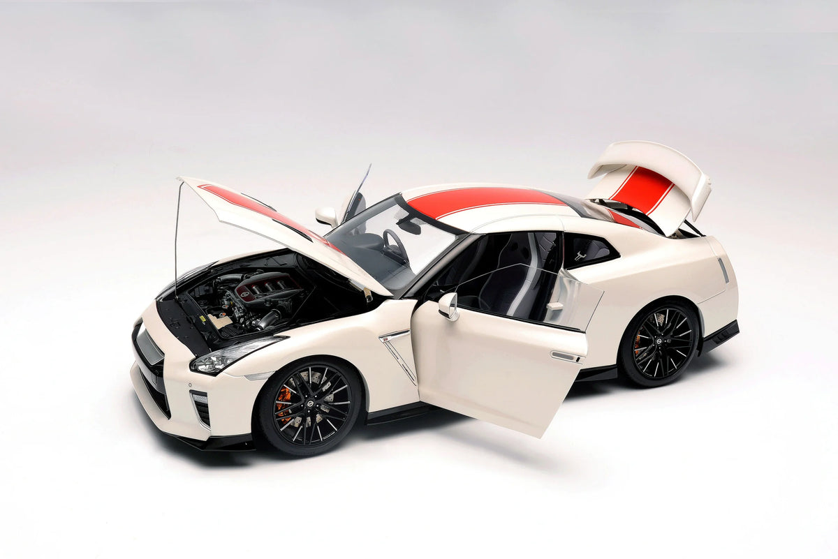 1:18 Nissan GT-R (R35) 50th Anniversary -- Brilliant White Pearl -- Mo